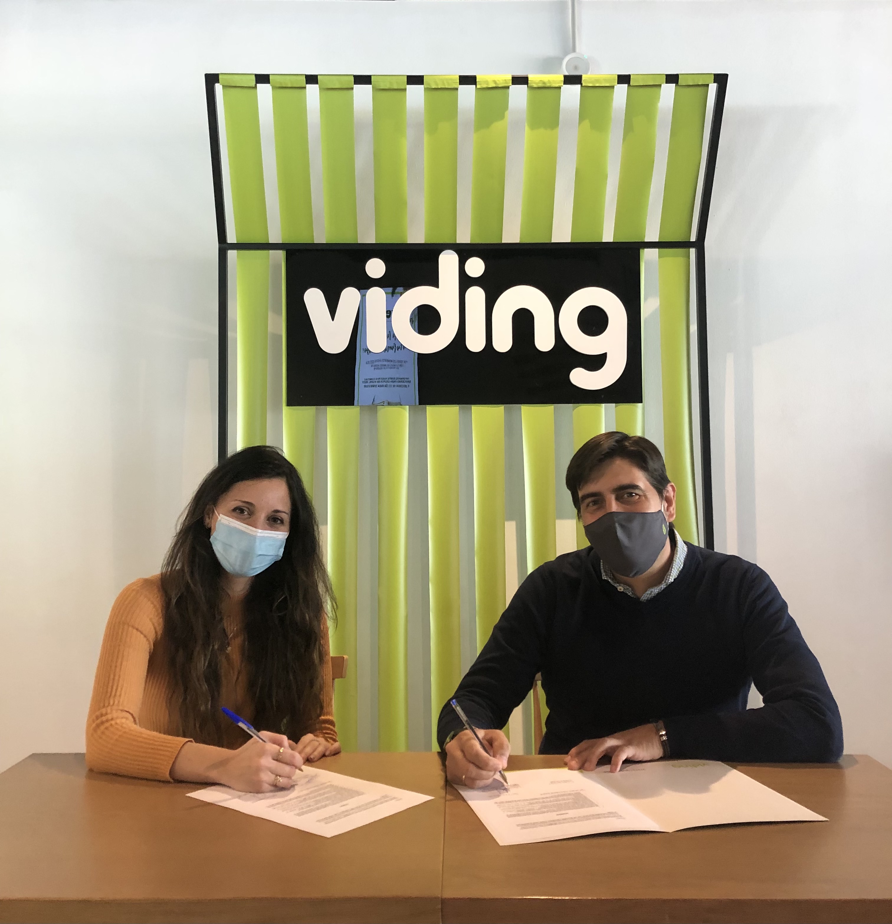 Firma del convenio con Viding Piscinas Sevilla - AJE Sevilla